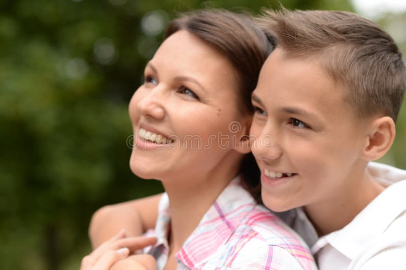 Porait De La Mère Avec Son Fils Faisant Les Devoirs à La Maison Photo
