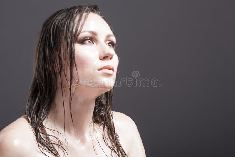 Brune Sensuelle Caucasienne Montrant La Peau Humide Et Brillante Et Les