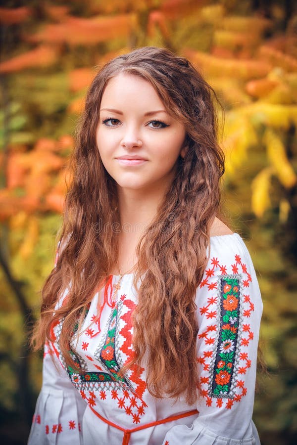 Portrait De La Fille Ukrainienne Photo stock - Image du rouge, beauté ...