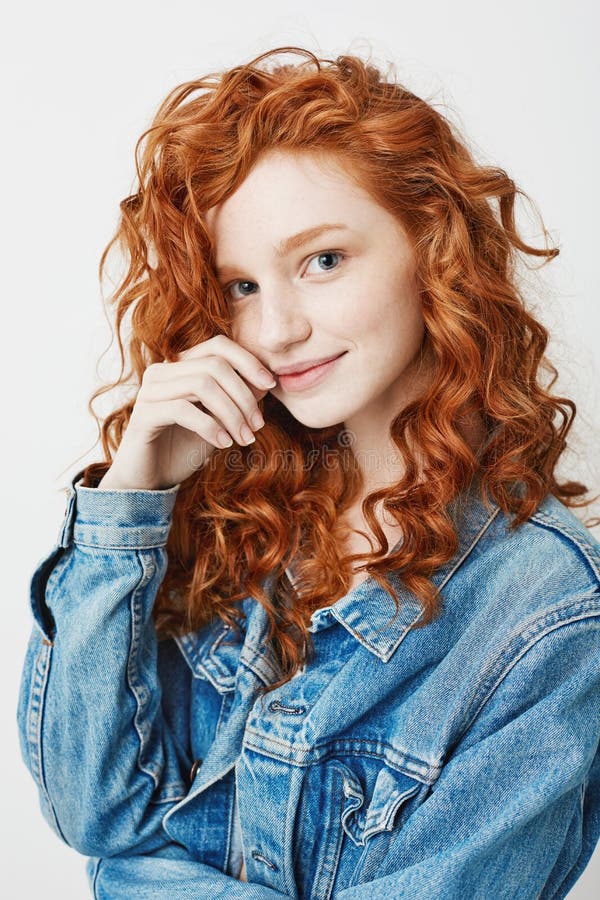Portrait De La Jeune Fille Mignonne Avec Les Cheveux Bouclés Et Les