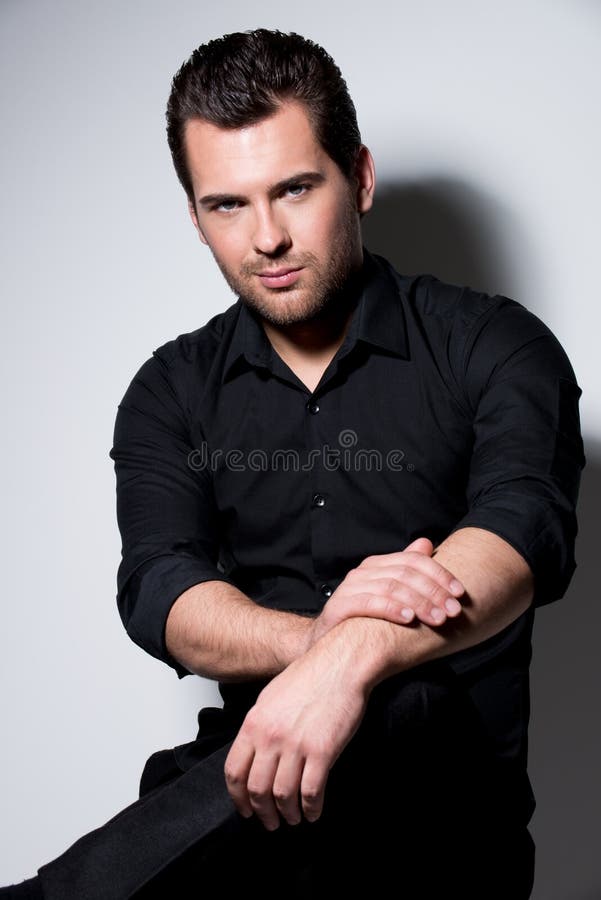 Portrait Du Jeune Bel Homme. Photo stock - Image du fond, barbe: 38622174