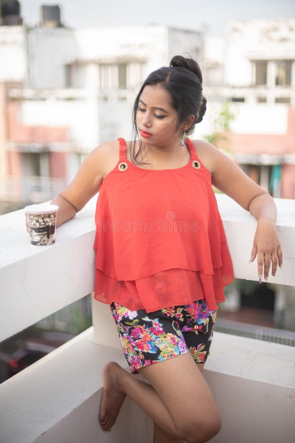 Images De Mode De Vie De Jeune Fille Sexy Indienne Ouest Dans Le Chapeau Noir De Robe Et De