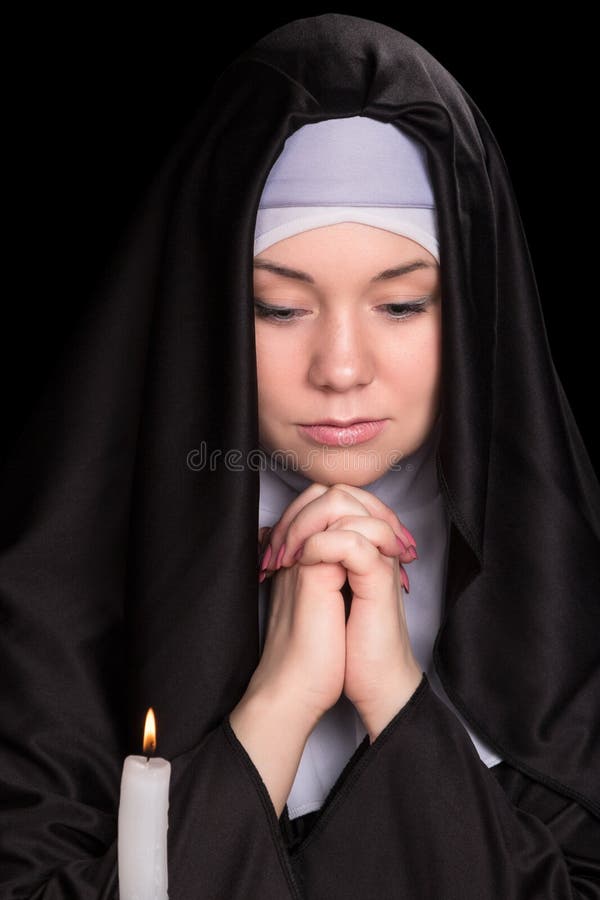 Nonne avec un saxophone photo stock. Image du instrument - 69424102