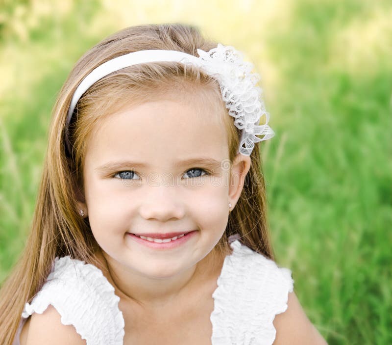 Portrait De Petite Fille De Sourire Adorable Image stock - Image du ... Portrait De Petite Fille De Sourire Adorable Image stock - Image du ...