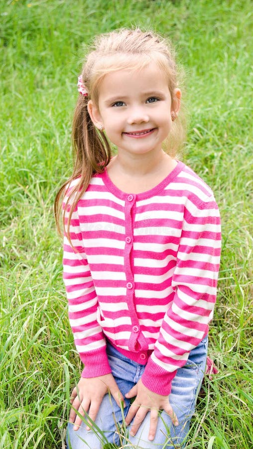 Portrait De Petite Fille De Sourire Adorable Photo stock - Image du ... Portrait De Petite Fille De Sourire Adorable Photo stock - Image du ...