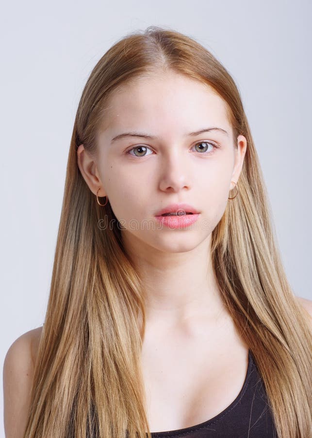 Portrait De Petite Fille Modèle Photo stock - Image du chou, beau ...