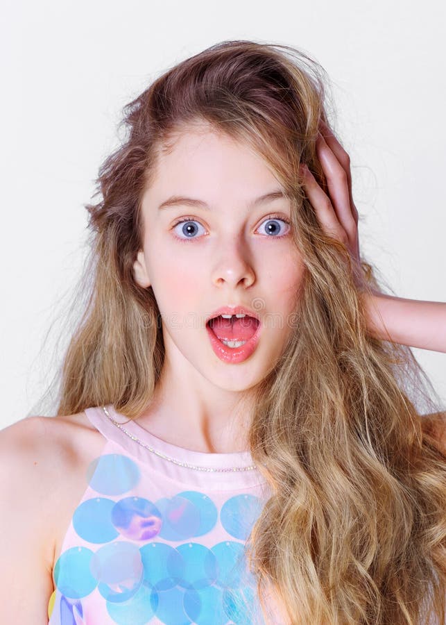 Portrait De Petite Fille Modèle Photo stock - Image du heureux, enfance ...