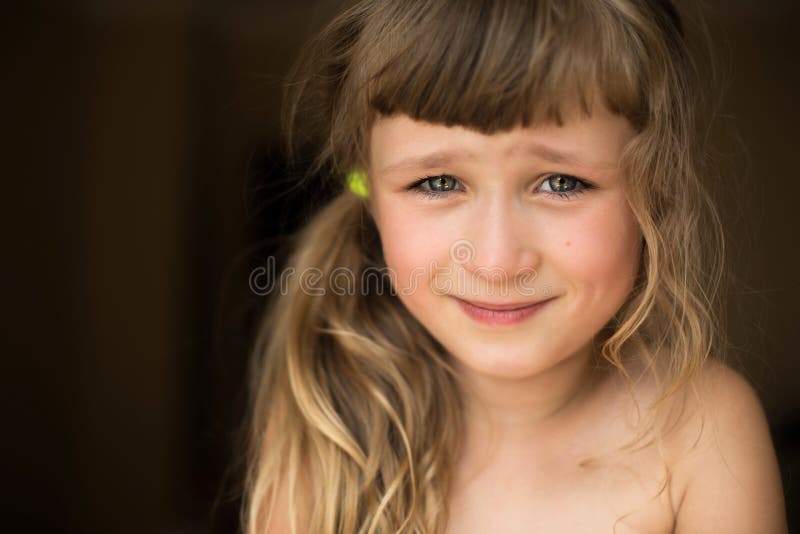 Portrait De Petite Fille Timide Image stock - Image du beau, adorable ...