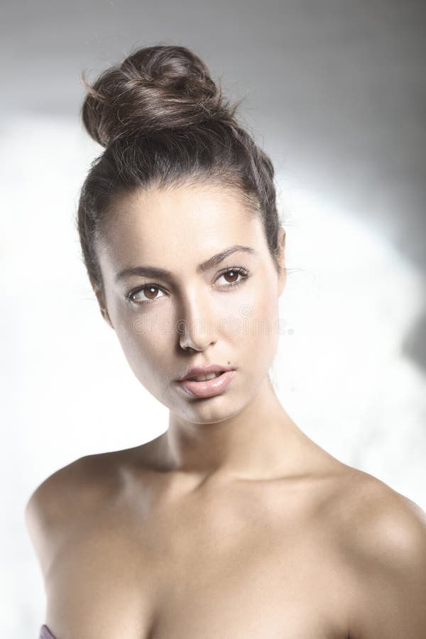 Portrait De Torse Nu Naturel De Fille De Brune Photo Stock Image Du