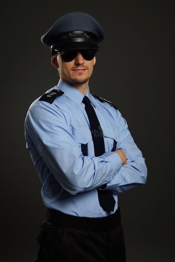 Portrait de jeune policier image stock. Image du caucasien - 54386663