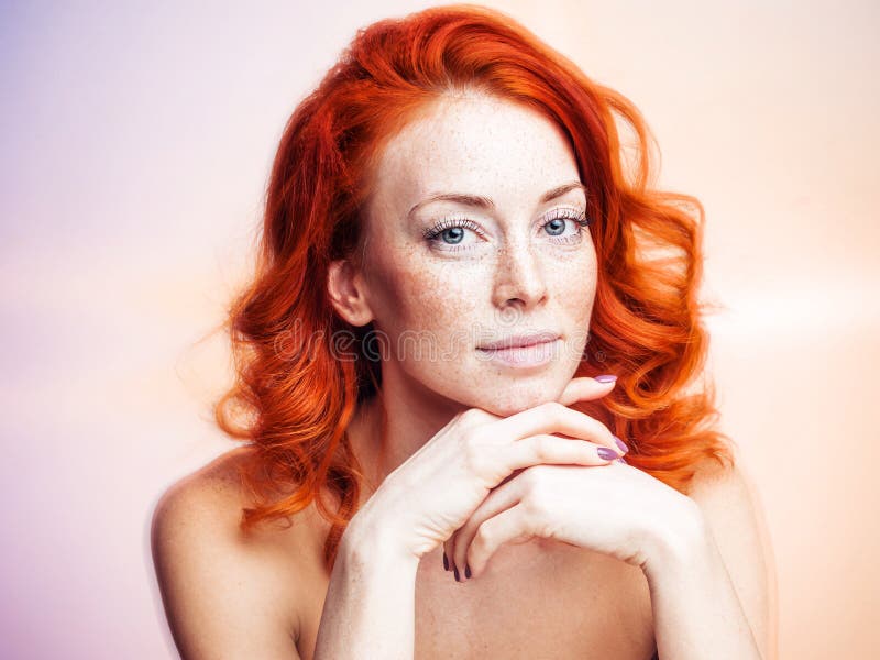 Portrait Studio D'une Belle Femme Rousse Photo stock - Image du ...