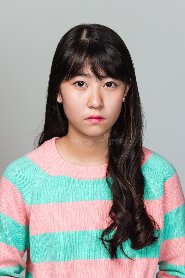 Portrait De Studio D'une Femme Asiatique Est Adolescente Regardant En ... Portrait De Studio D'une Femme Asiatique Est Adolescente Regardant En ...