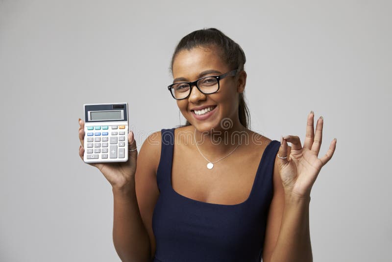 Portrait De Studio De Comptable Féminin Using Calculator Image stock ...