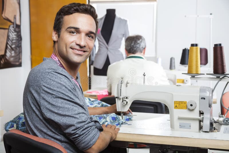 Portrait De Tailleur Masculin De Sourire Using Sewing Machine Photo ...