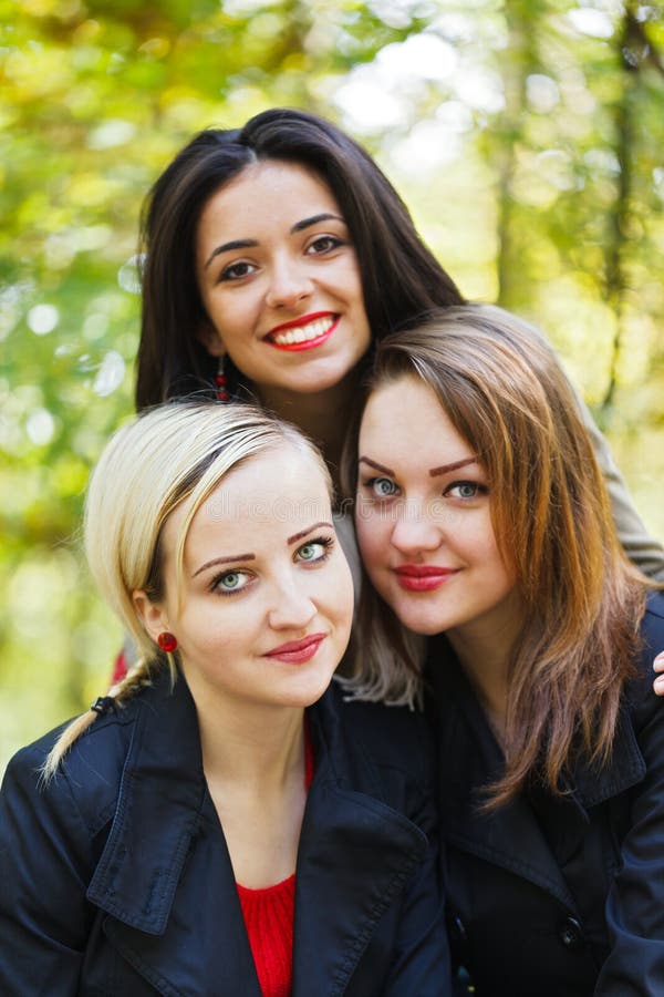 Portrait De Trois Amies En Parc Image stock - Image du joie, filles ...