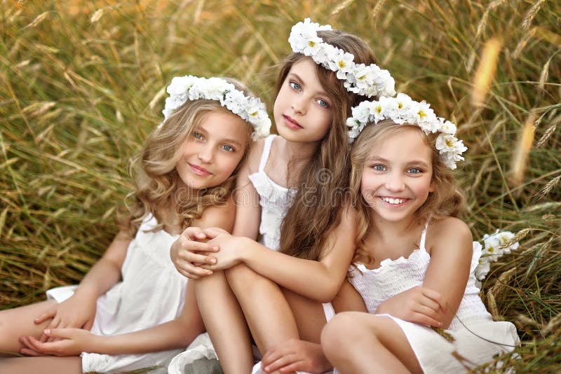 Portrait De Trois Jeunes Amies Image stock - Image du cheveu, beau ...