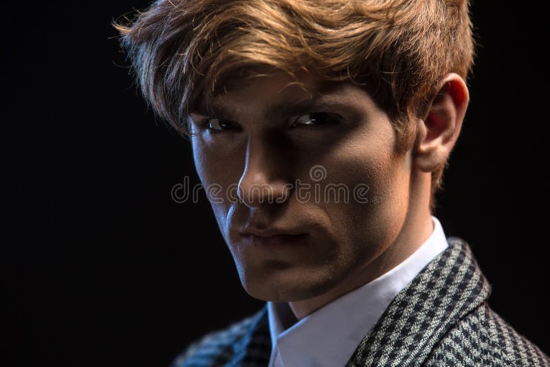Portrait De Type Beau Roux Sur Un Noir Photo stock - Image of cage ...