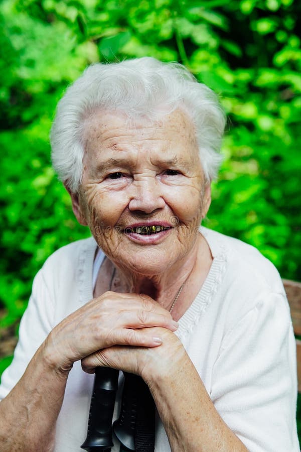 Portrait De Vieille Mamie Sur Un Banc De Parc Gentil Photo Stock
