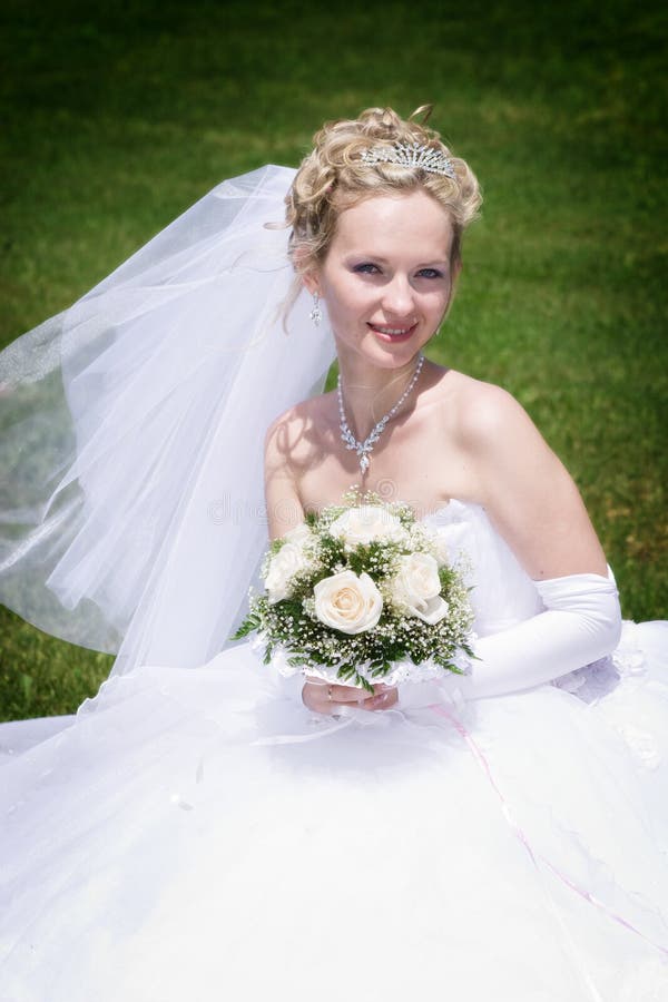 Portrait Der Blonden Braut Mit Blumen Stockfoto - Bild von fälle, feier ...