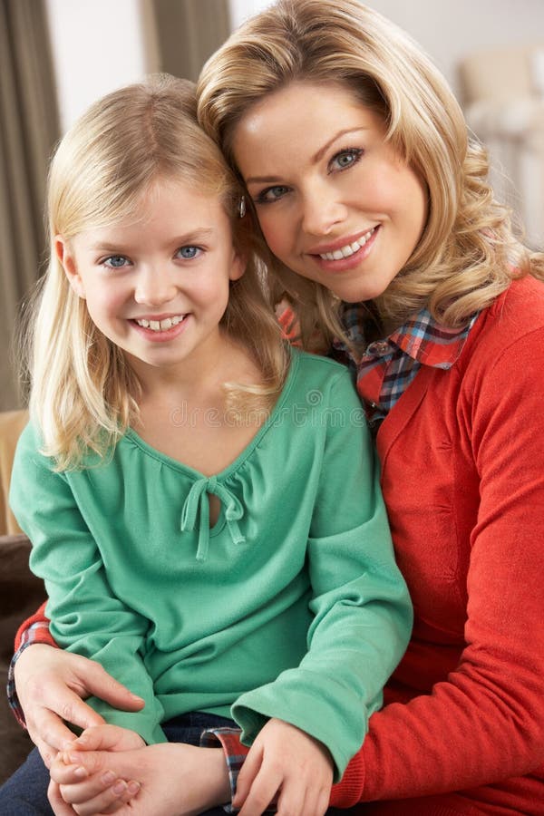 Mutter und Tochter stockfoto. Bild von tochter, umarmung - 33282910