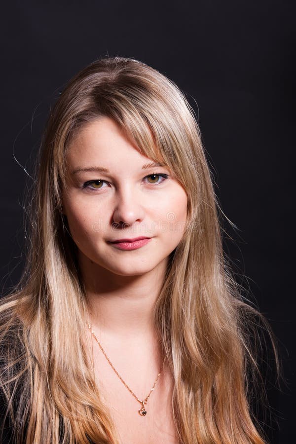 Eine Reizend Frau Springt Auf Natur Stockfoto - Bild von stimmung ...