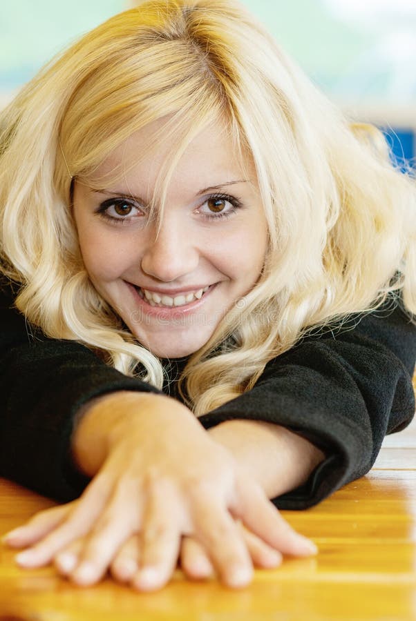 Portrait Der Bezaubernden Blondine Stockbild - Bild von haar, nacht ...