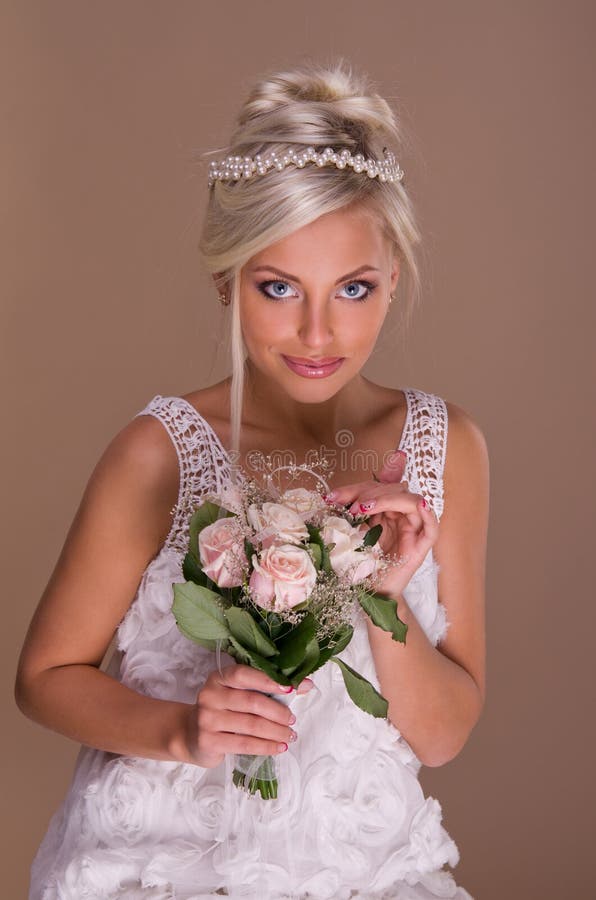 Blonde Braut Nahe Dem Klavier Stockfoto - Bild von braut, blonde: 28026306