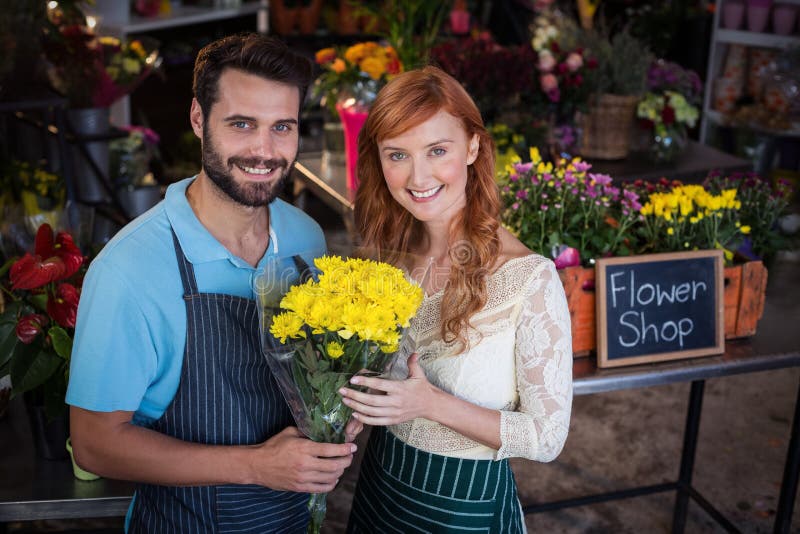Portrait Des Couples Tenant Le Bouquet De Fleur Photo stock - Image du ...