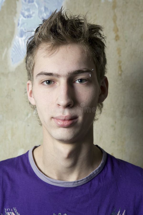 Portrait Des Ernsten Jugendlich Jungen Stockfoto - Bild von schauen ...