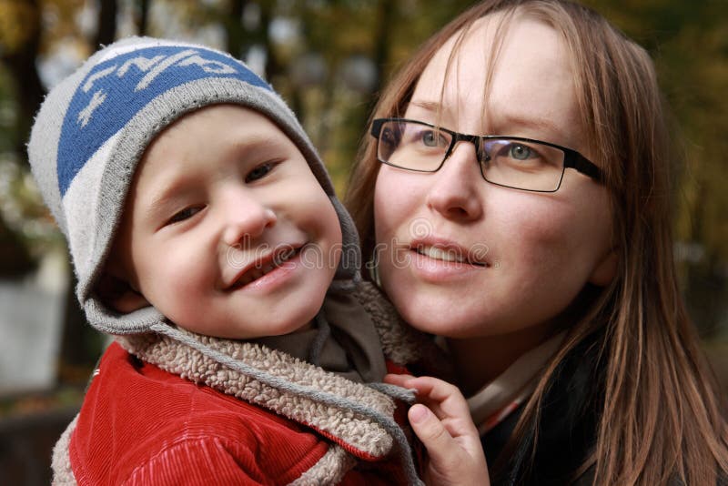 Portrait Des Kindes Und Der Mutter. Stockfoto - Bild von porträt ...