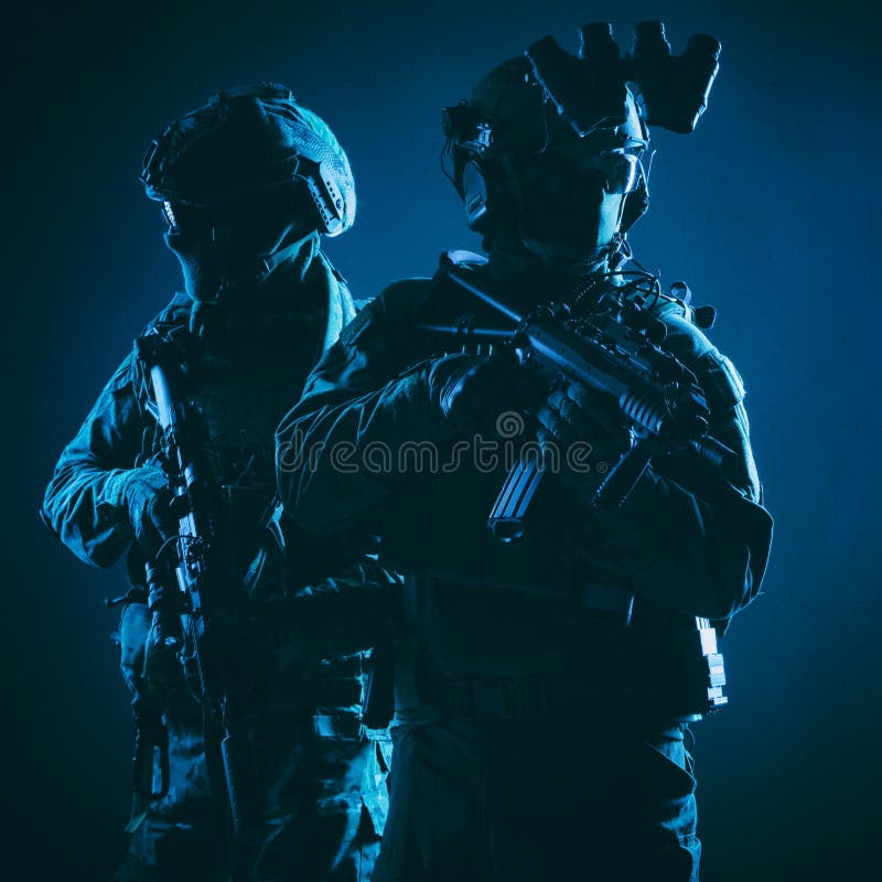 Combattant De Commando Visant Le Pistolet De Service In Camera Image ...