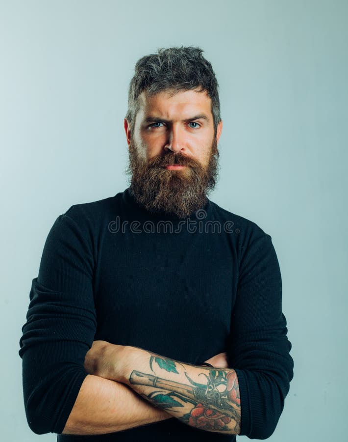 Portrait Du Beau Barbu En Studio Gris. Image stock - Image du homme ...