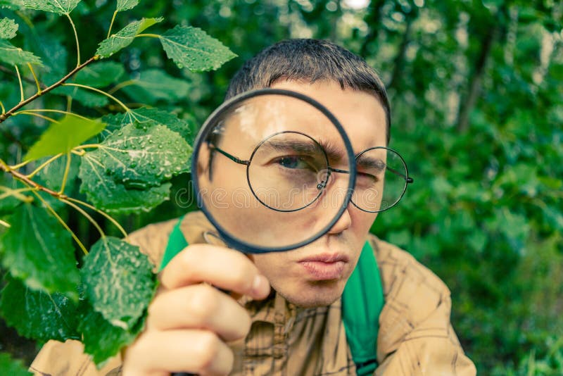 Photo D'homme De Botaniste Avec La Loupe Photo stock - Image du ...