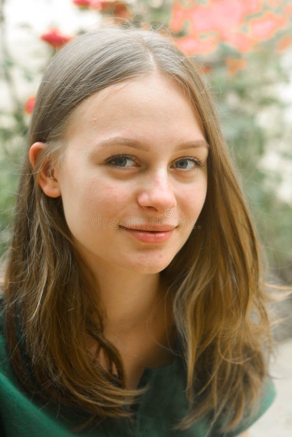 Portrait Du Sourire Heureux De Jeune Fille Cheveux Blonds Fille De Ladolescence Naturelle Et