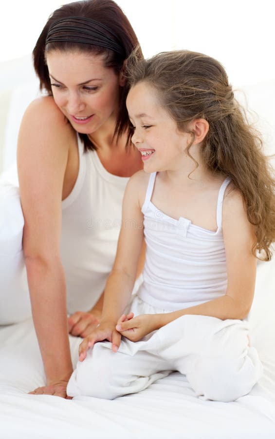 Portrait Einer Attraktiven Mutter Mit Ihrer Tochter Stockbild - Bild ...