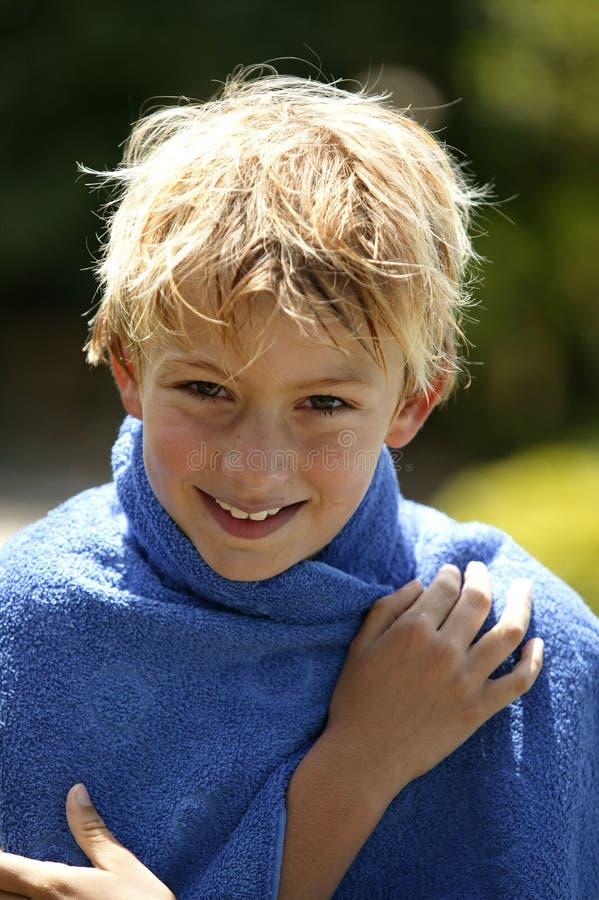 Portrait Eines Jungen Jungen Stockfoto - Bild von jugendlicher, nett ...