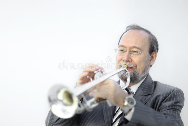 Portrait Eines Musikers, Der Die Trompete Spielt Stockbild - Bild von leute, musiker: 137431535