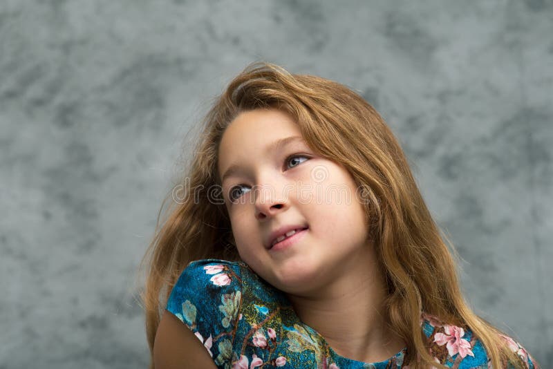 Fille Préadolescente Regardant La Caméra Image Stock Image Du