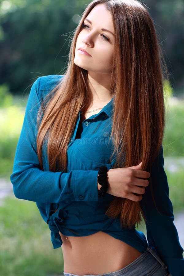 Photo Courante D'une Fille Contre Le Mur Bleu Photo stock - Image du ...