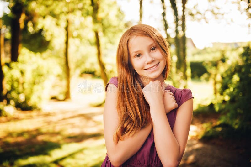 Fille De 12 Ans Dans Des Poses De Gymnastique Photo stock - Image du ...