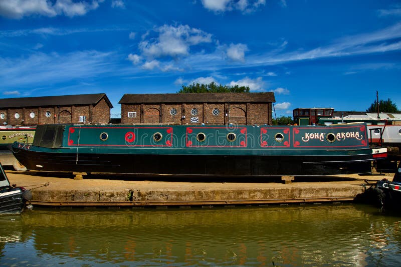 Portrait of the Grounded Narrowboat Editorial Stock Image - Image of ...