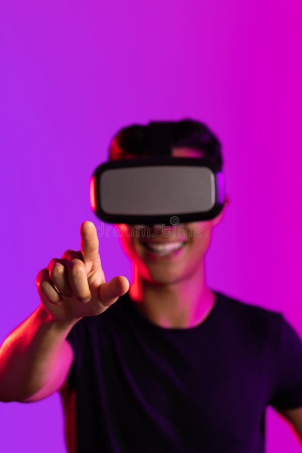 131 Portrait Man Vr Headset Pointing Stock Photos - Free & Royalty-Free ...