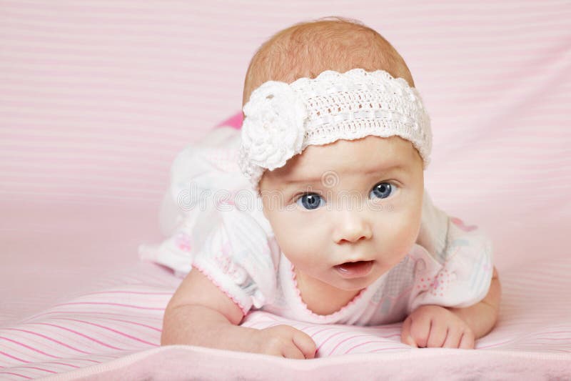 Portrait Heureux Mignon De Bébé Image stock - Image du mignon, joyeux ...