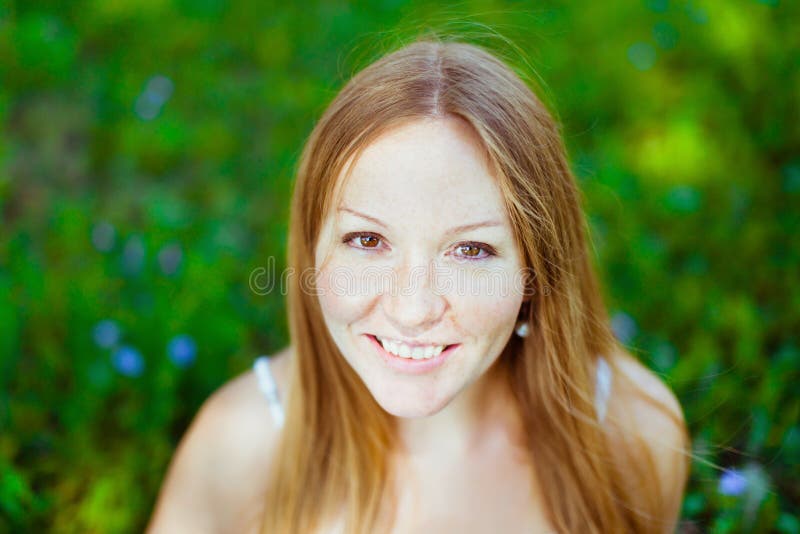 Fille De Sourire Rousse S'asseyant Sur L'herbe Image stock - Image du ... Fille De Sourire Rousse S'asseyant Sur L'herbe Image stock - Image du ...