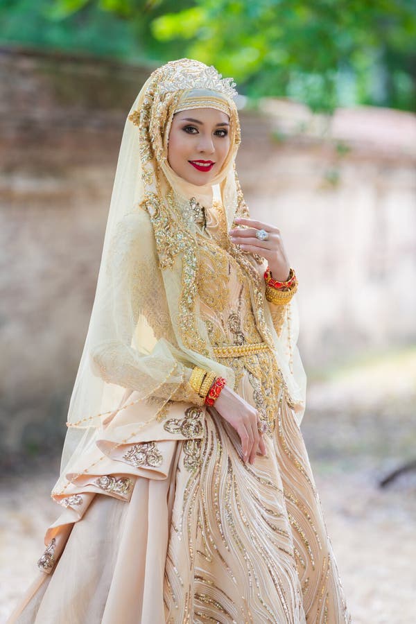 Portrait Muslim Bride Posing Stock Photo - Image of beauty, makeup ...