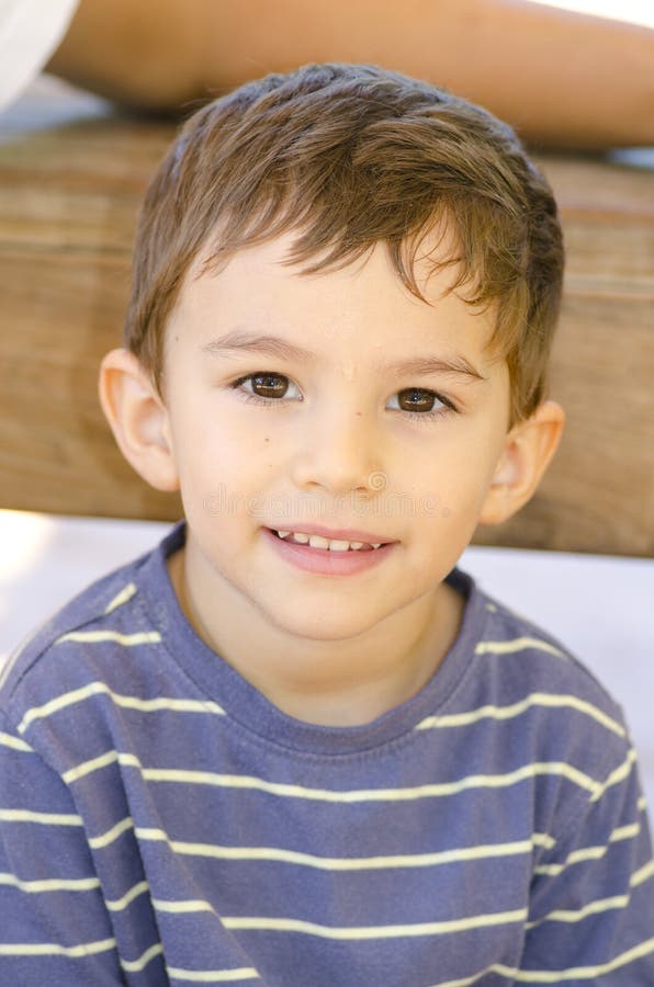 Portrait Netter Latinojunge Stockbild - Bild von draussen, glücklich ...