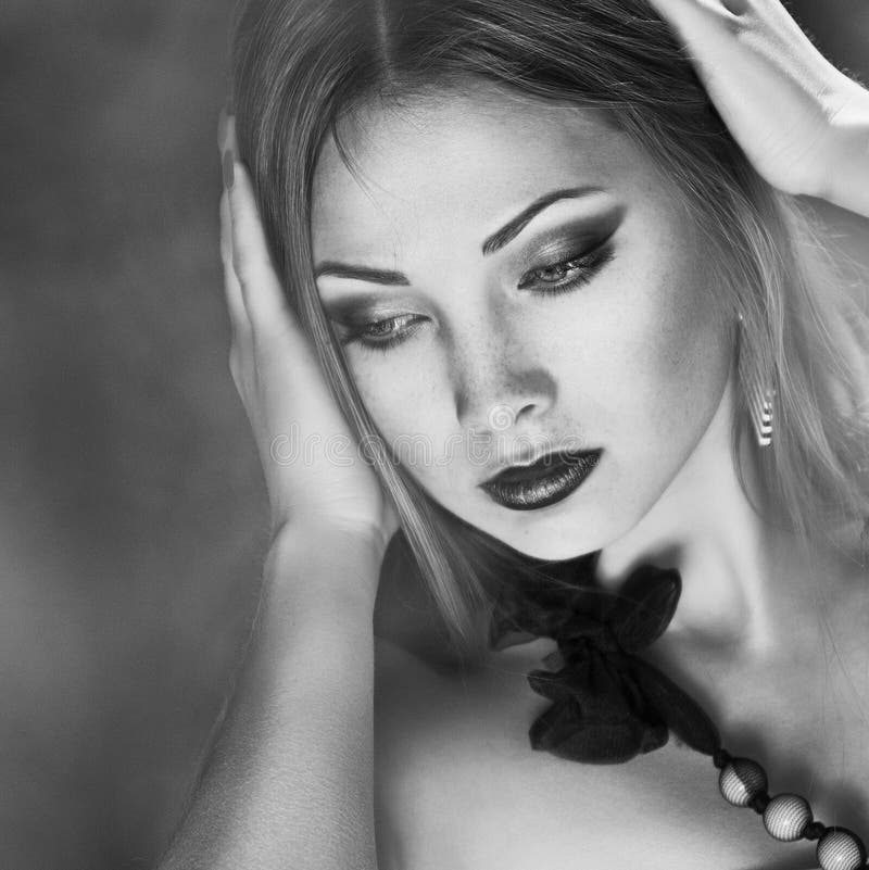 Portrait Noir Et Blanc En Gros Plan De Jeune Femme Sensuelle Photo