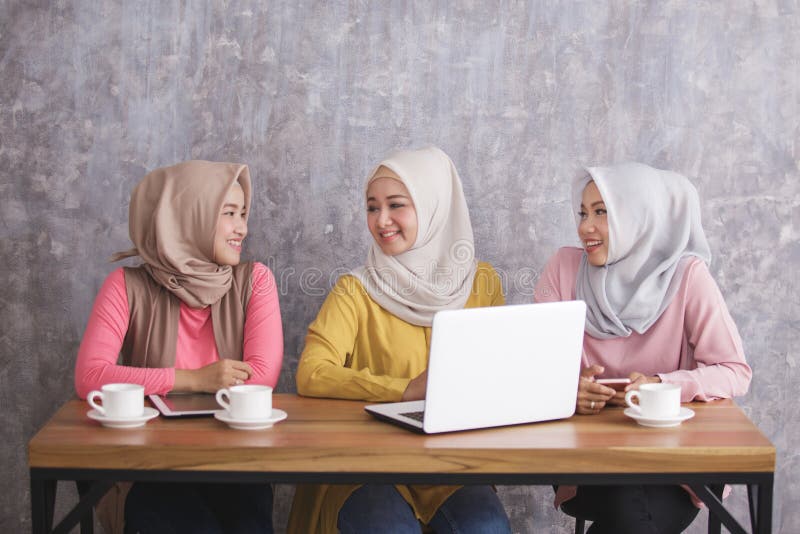 Three Beautiful Siblings Having Conversation at Cafe Stock Photo ...