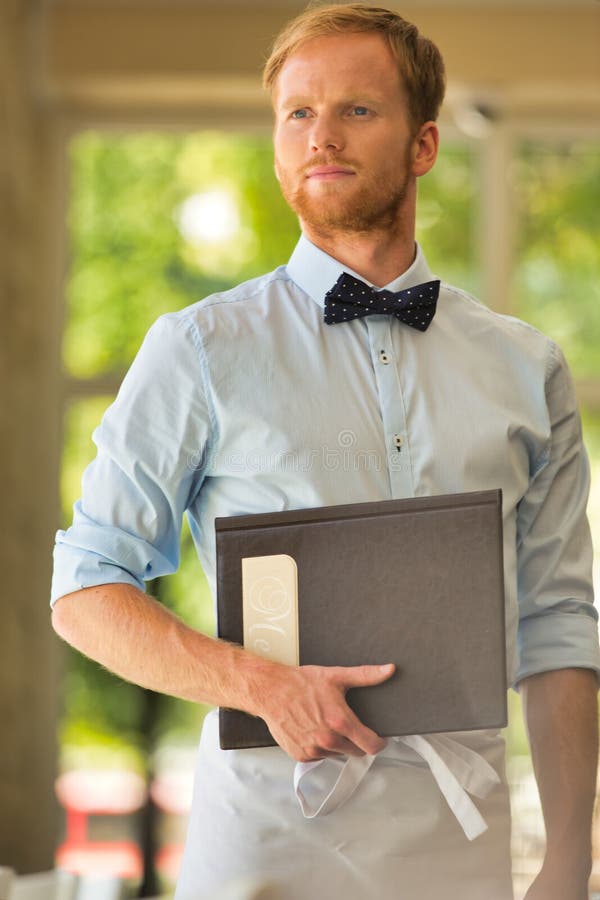 Portrait Von Selbstbewussten, Jungen Kellnern Im Restaurant Stockbild ...