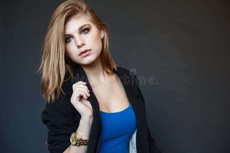 Portrait émotif Dune Jeune Belle Fille Avec De Longs Cheveux Bouclés